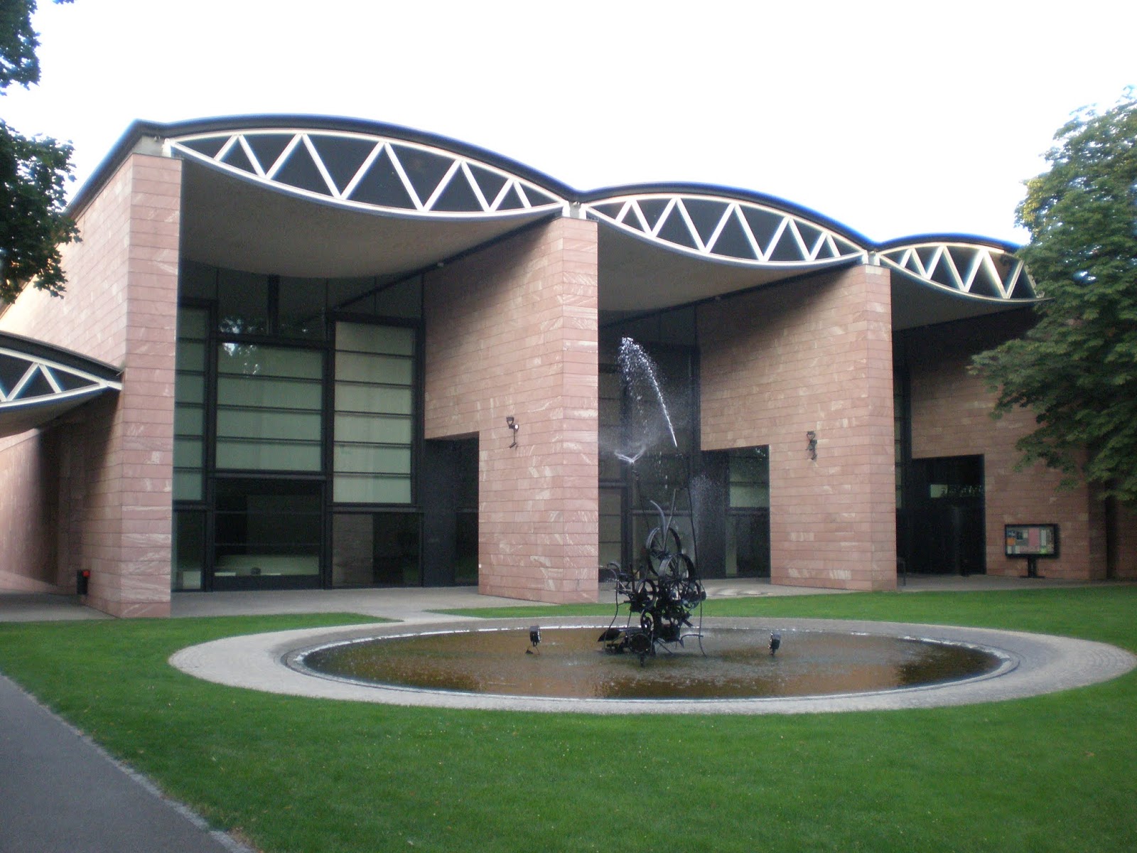 Nothing Less Radiant: Basilea (Suiza): Alrededores Del Altstadt