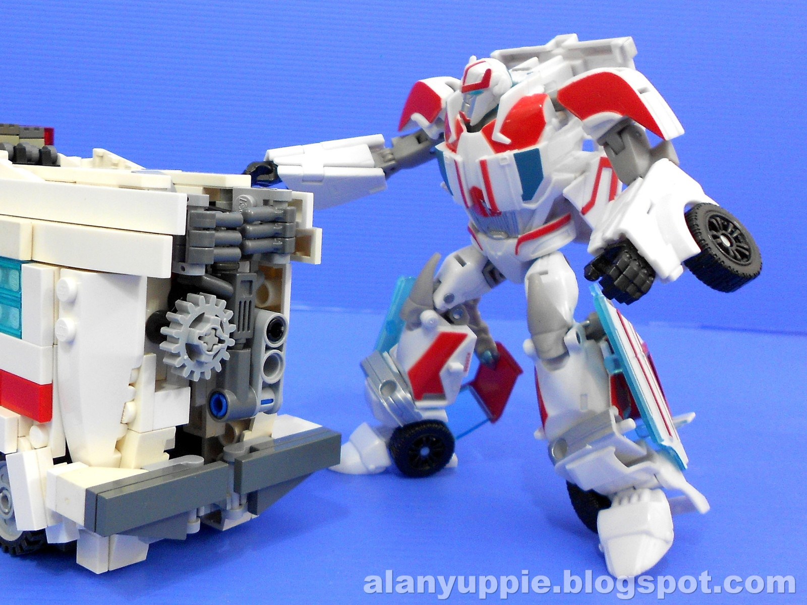 Alanyuppie's LEGO Transformers: LEGO Ironhide and Ratchet Part 1 ...