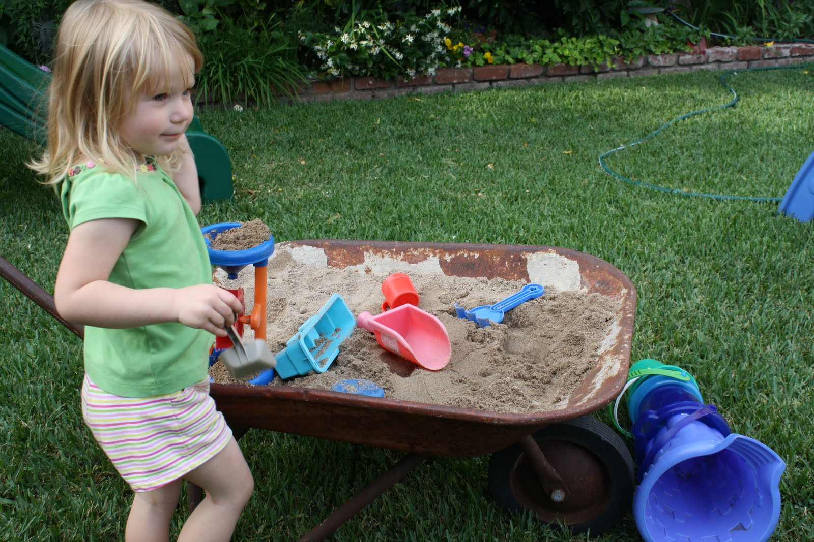 Sunny Simple Life: Best No Sand In The Pants Sandbox Idea