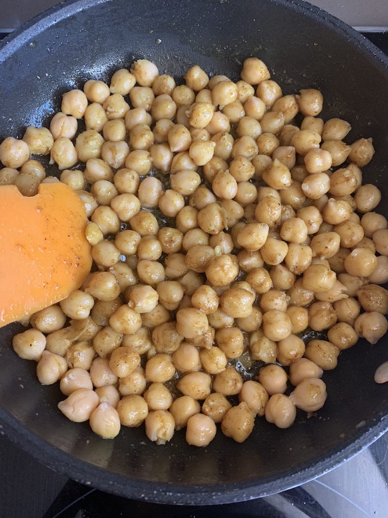 Riz basmati et riz sauvage aux pois chiches, raisins secs et herbes de ...