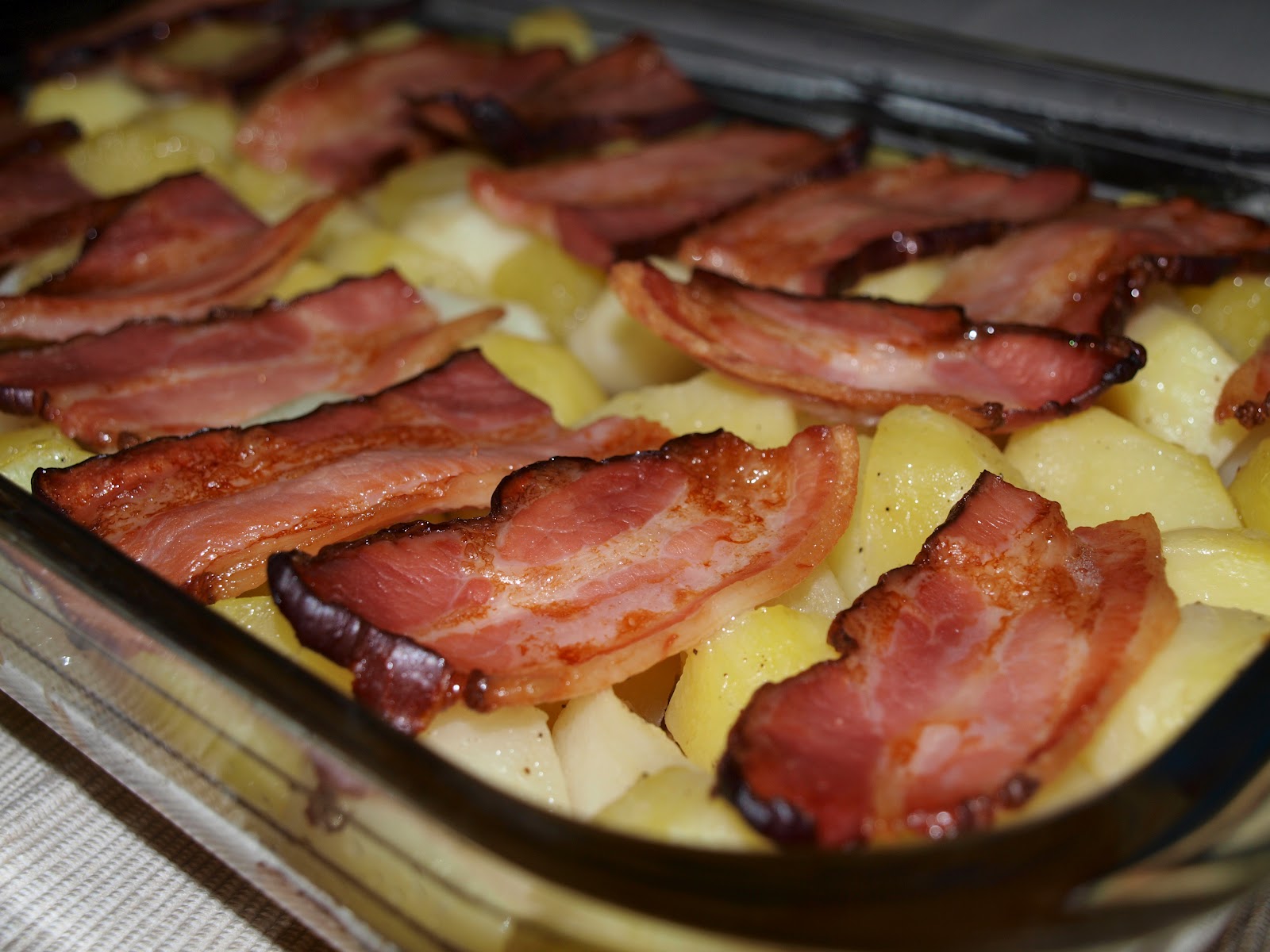 baltoje lėkštėje: Keptos bulvės su rūkyta šonine