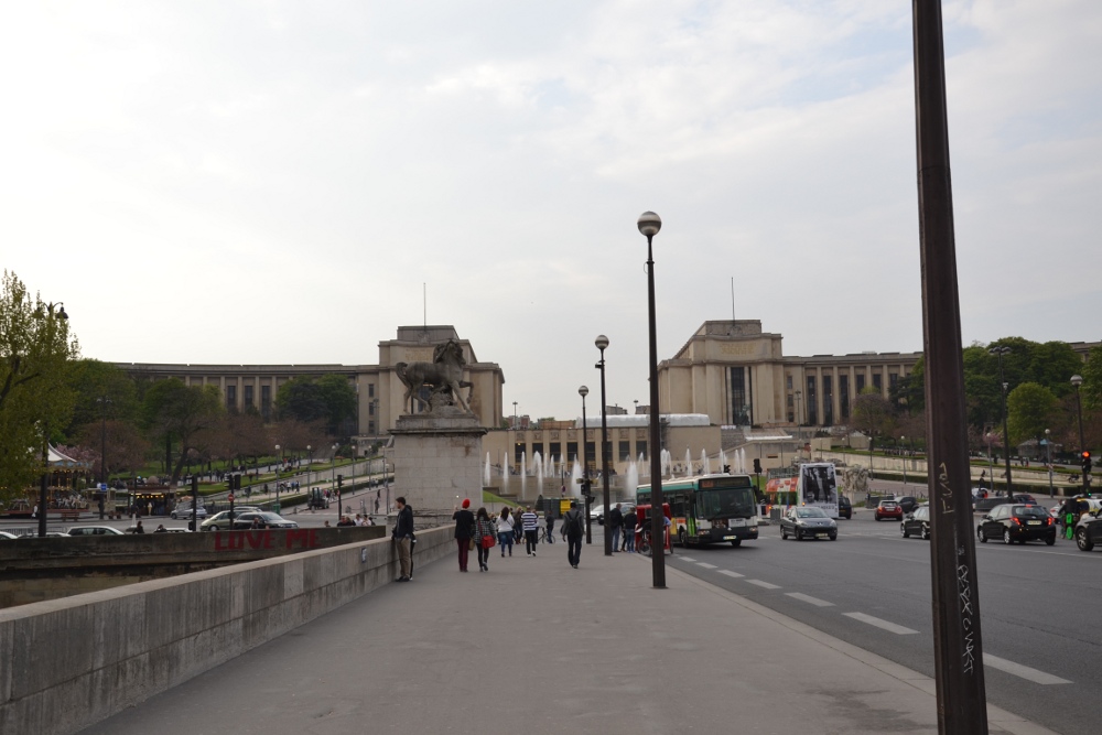 Kolmenimemees: Roosa Pariis, viimane rahukevad, VI. Triumfikaar ja ...