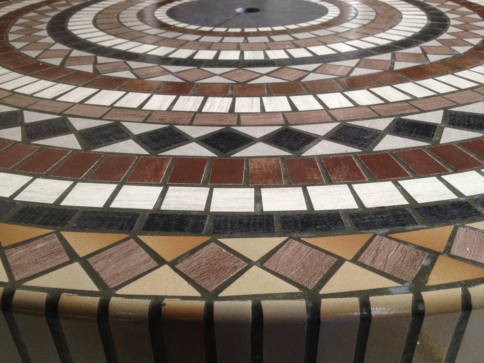 NADINE COQUATRIX TABLES DE JARDIN: TABLE RONDE 150 DE DIAMETRE