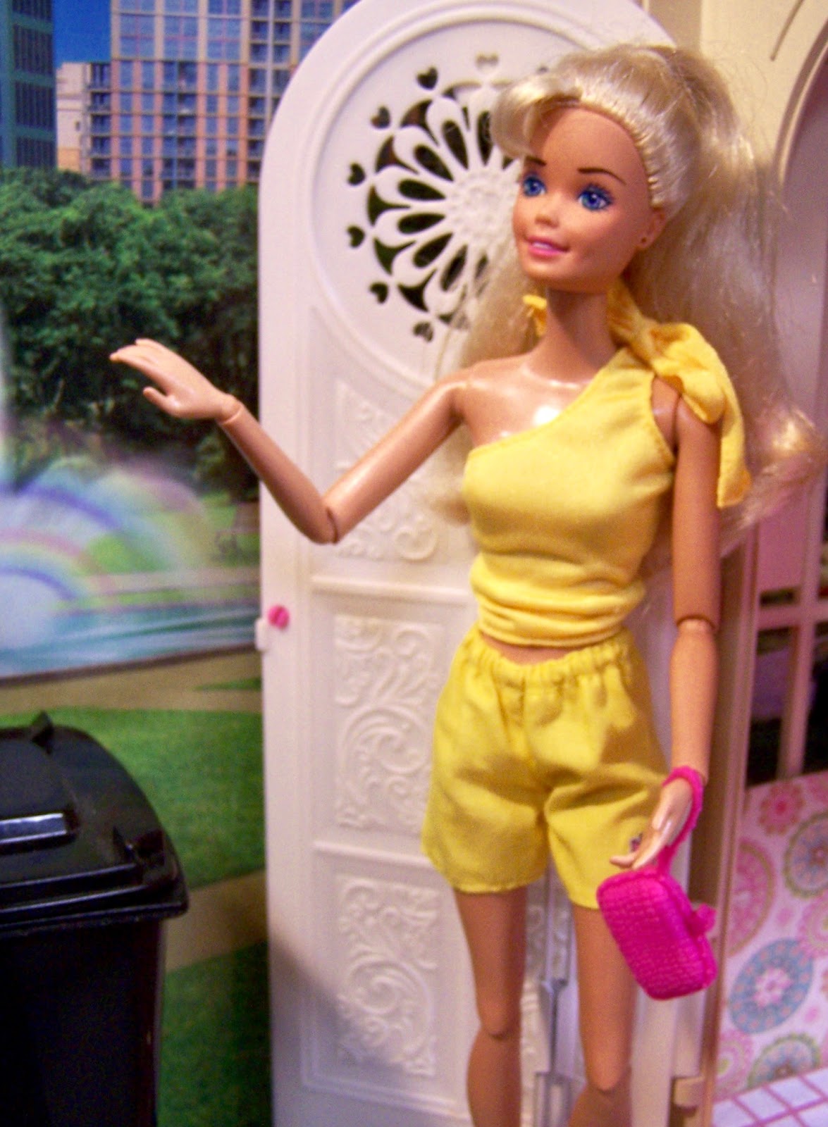 Barbie:OldNewGreenRedo : Back Yard Fun!