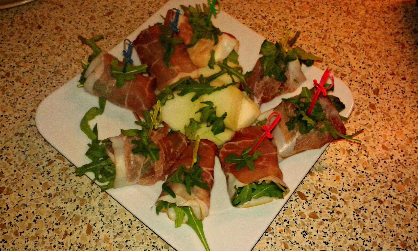 Kwasia: Szybka przekąska z melonem, rukolą, serkiem i szynką parmeńską.