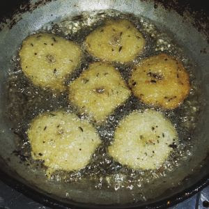 HOW TO MAKE CRISPY VADA|GARELU|MEDU VADA RECIPE 2021/Masthani’s kitchen