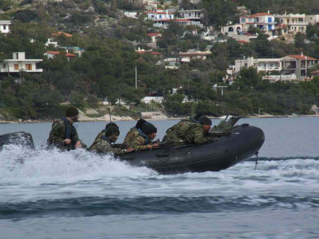 ΓΙΝΕΤΕ ΕΛΛΗΝΕΣ ΑΞΙΩΜΑΤΙΚΟΙ. ΟΧΙ ΔΗΜΟΣΙΟΙ ΥΠΑΛΛΗΛΟΙ. ΣΚΗΝΕΣ ΑΠΟ ΤΗΝ ...