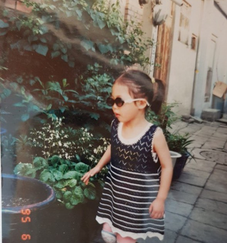 Hyuna shares childhood photos on SNS
