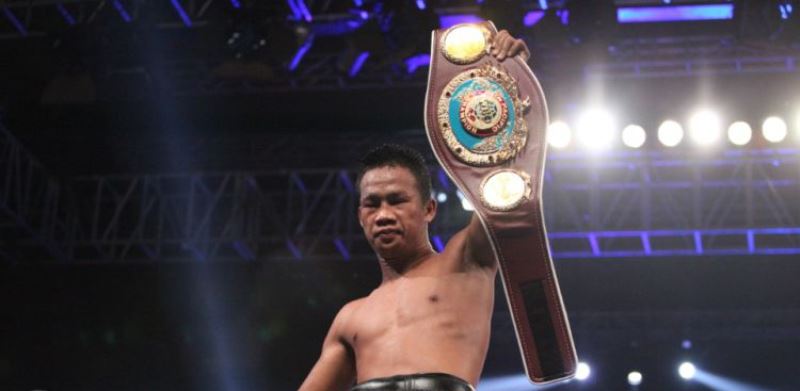 Daud Yordan Menang TKO Tumbangkan Petinju Thailand Aekkawee Kaewmanee ...