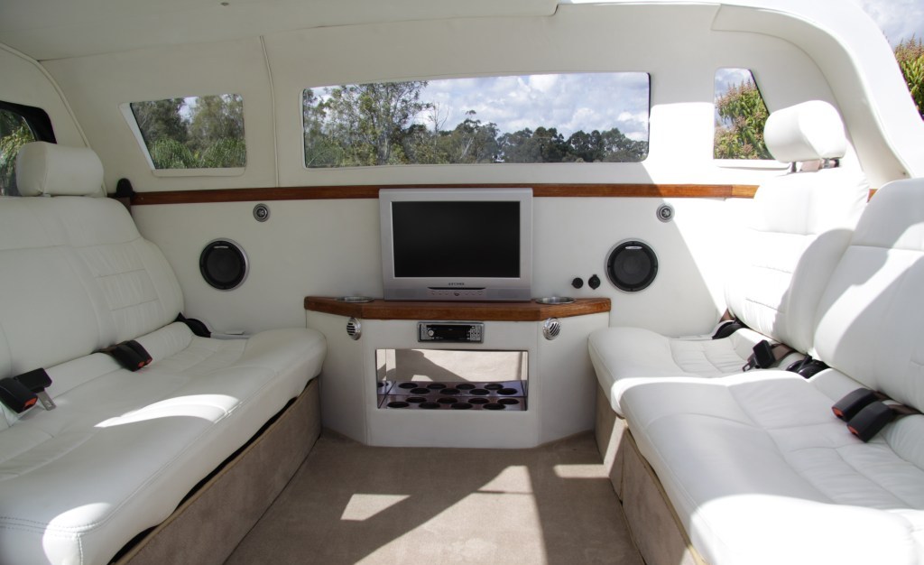 Harley-Davidson Limo : Mix of bike, car and bus - Garage Car