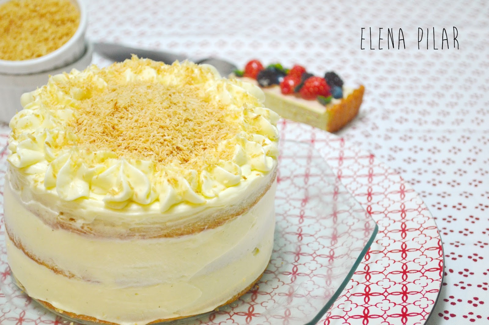 Tarta de coco y vainilla rellena de crema pastelera