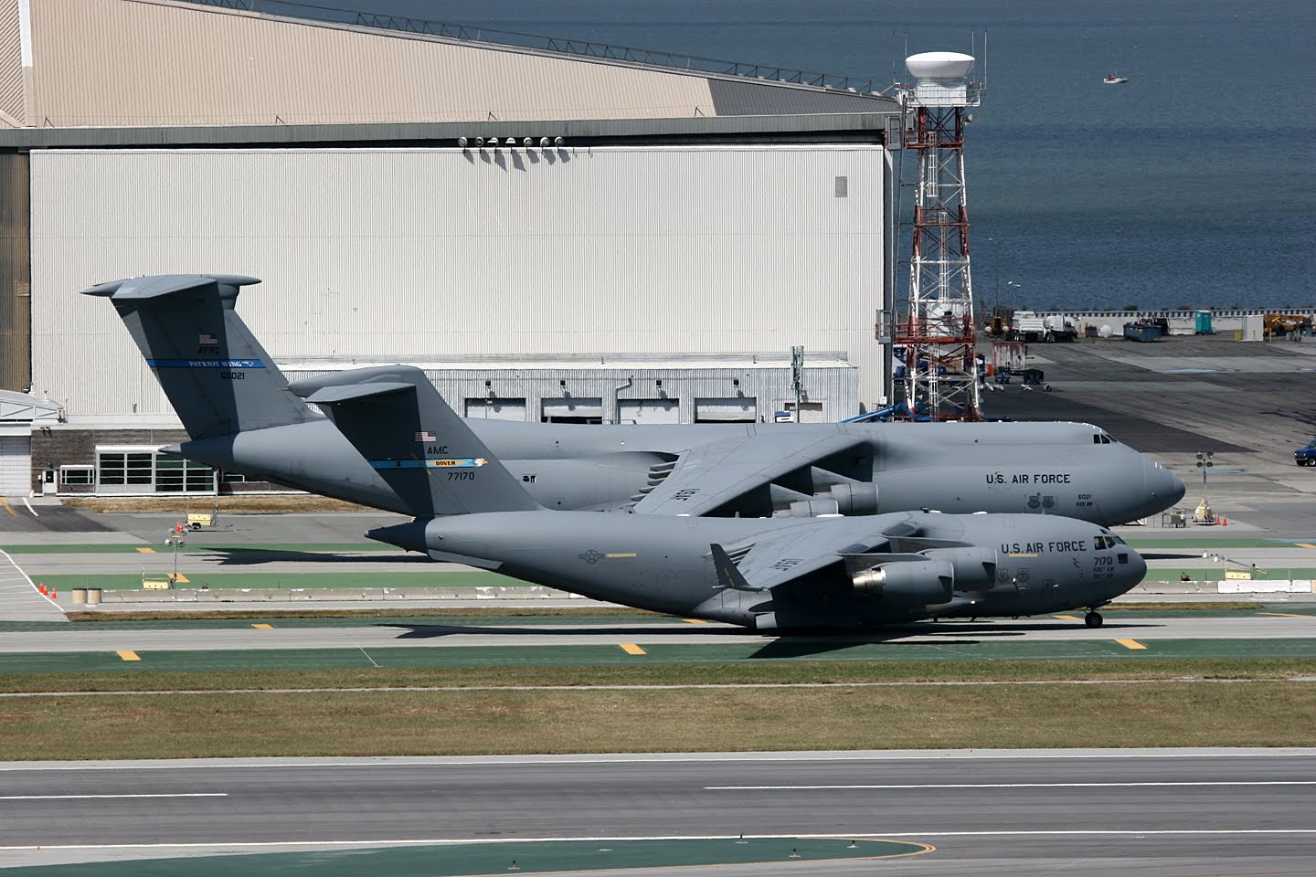 Soldados de paz: C-5 Galaxy junto a un C-17 Globemaster