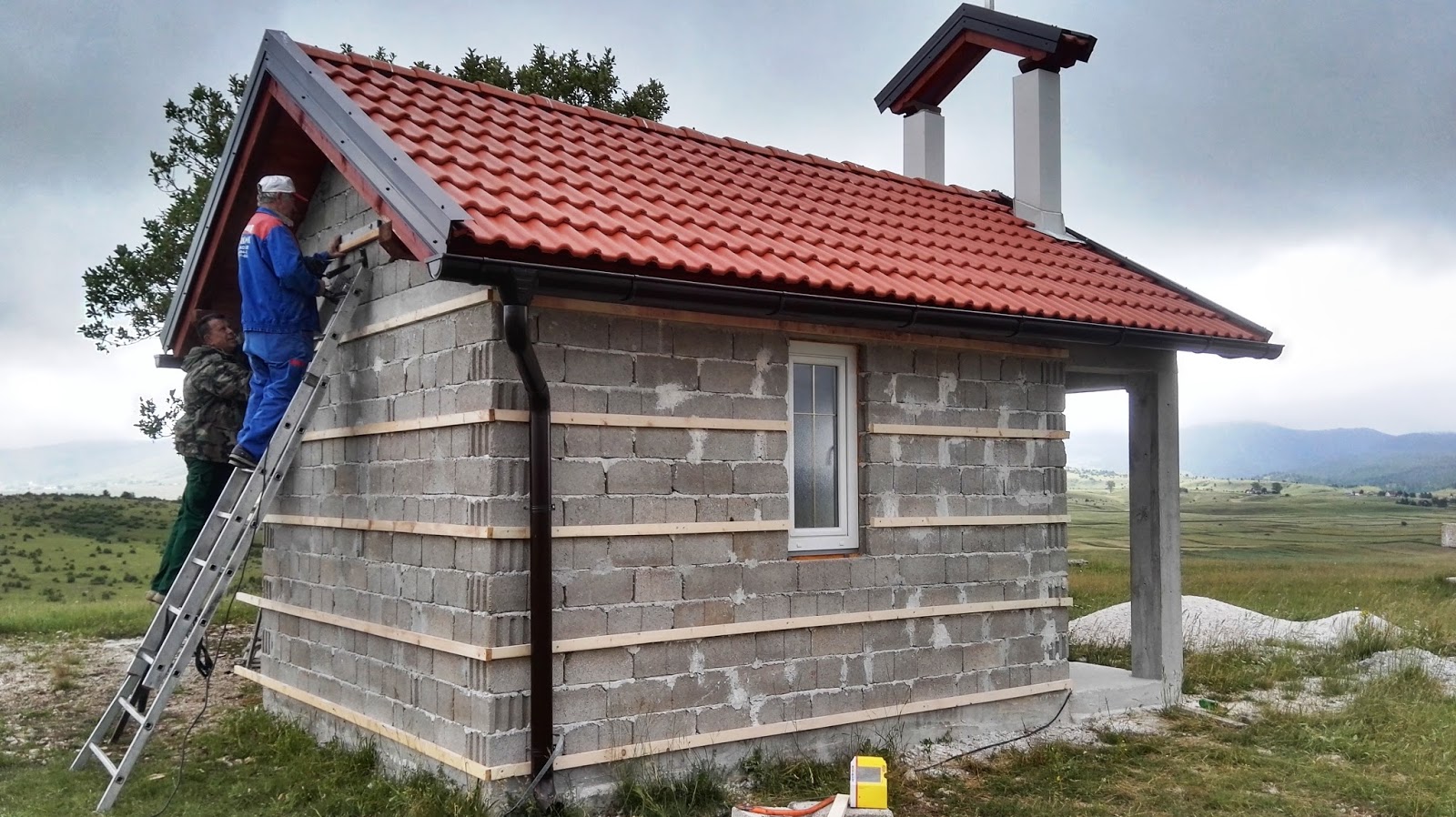 ZLOSELA (Kupres-BiH): POSTAVLJENA LIMENA FASADA NA KAPELICU NA KRIŽU