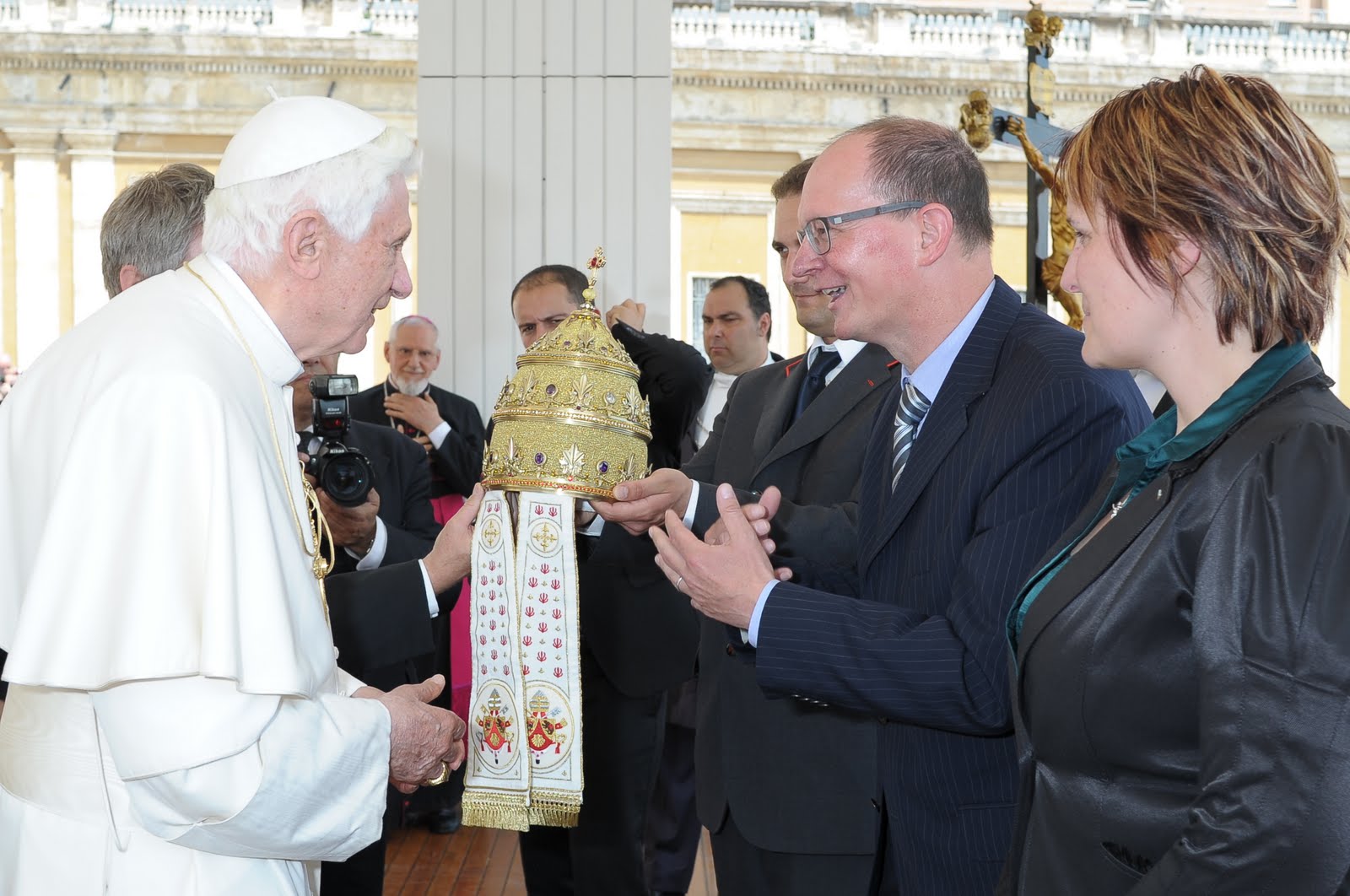 Te igitur: Triregnum of unity