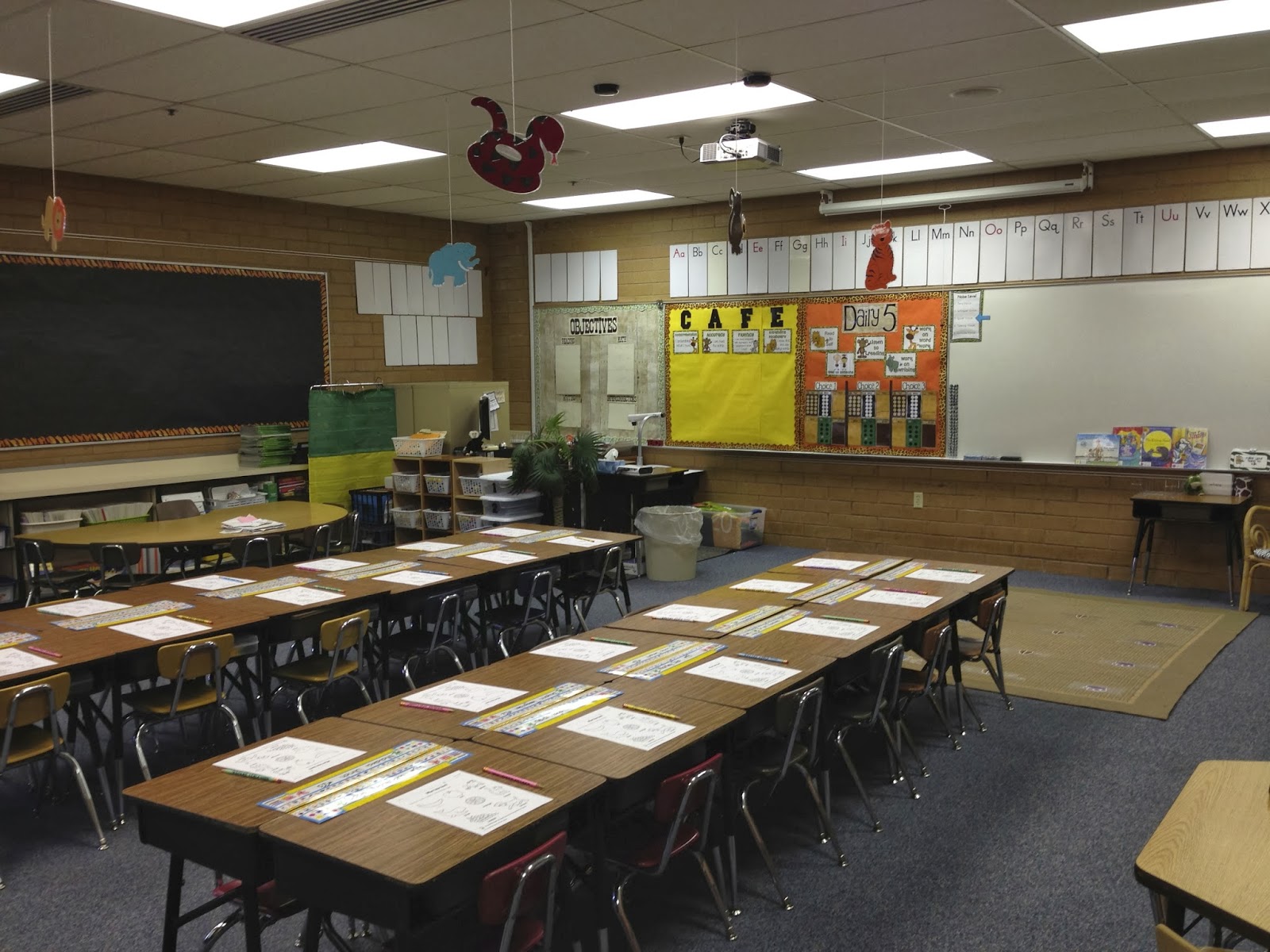 "Tails" of a First Grade Jungle!: Tour of my Classroom