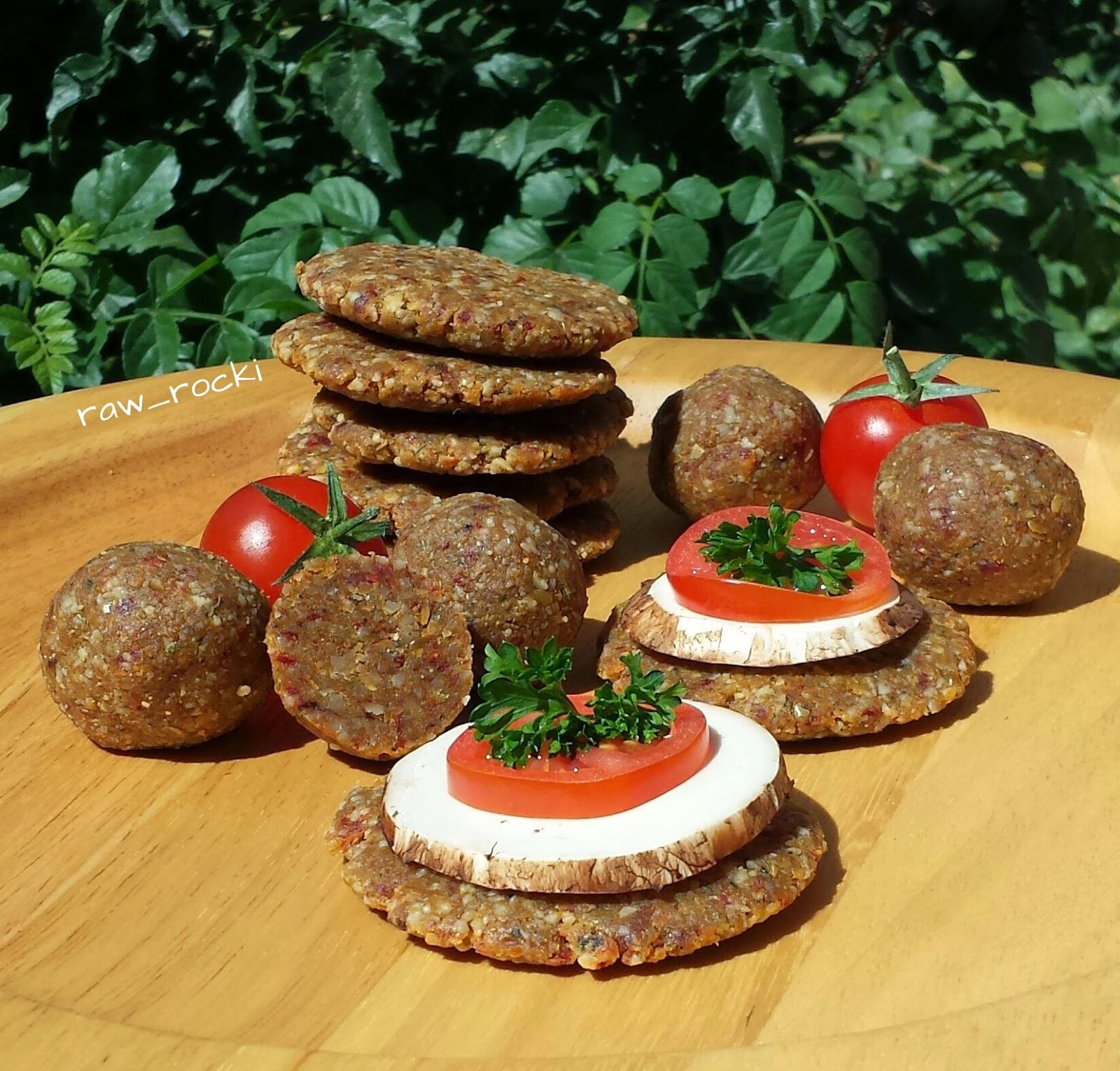 Raw Vegan Recipes by Rocki: Raw Vegan Pizza Rounds and Poppers