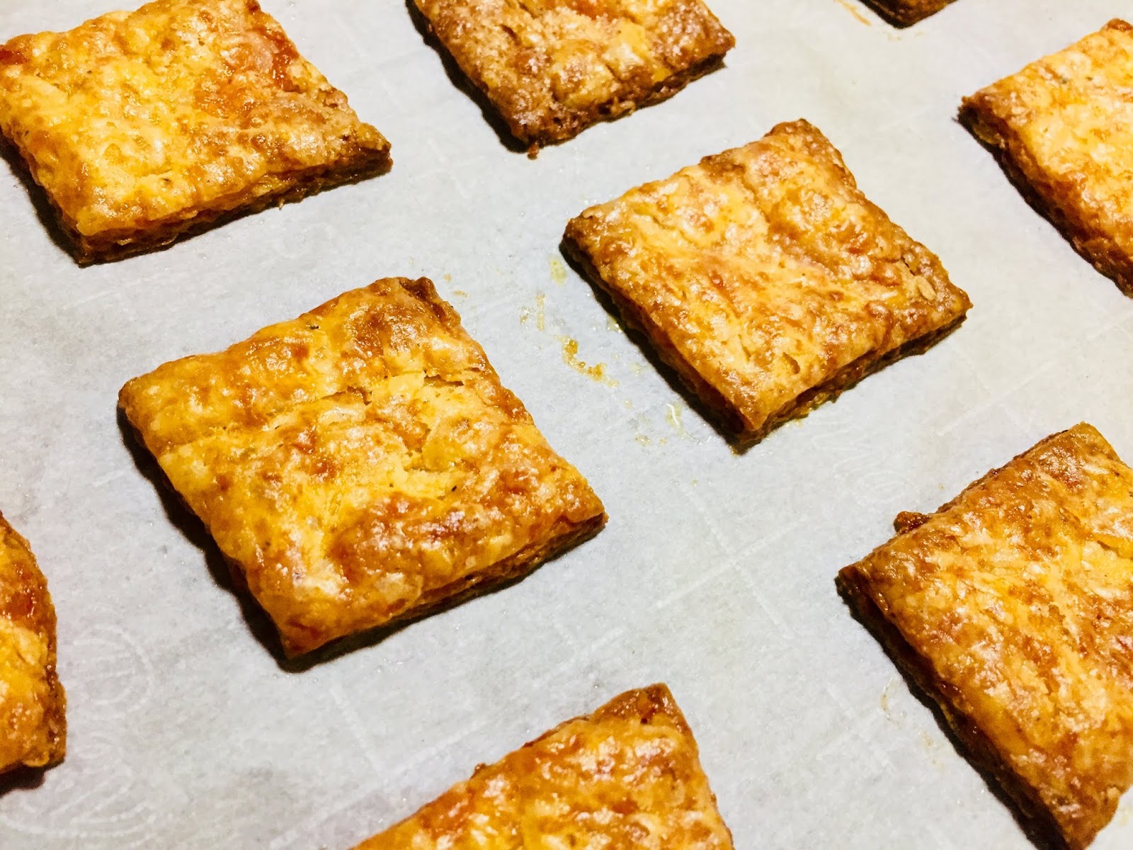 Extra Toasty Cheddar Cheese Crackers