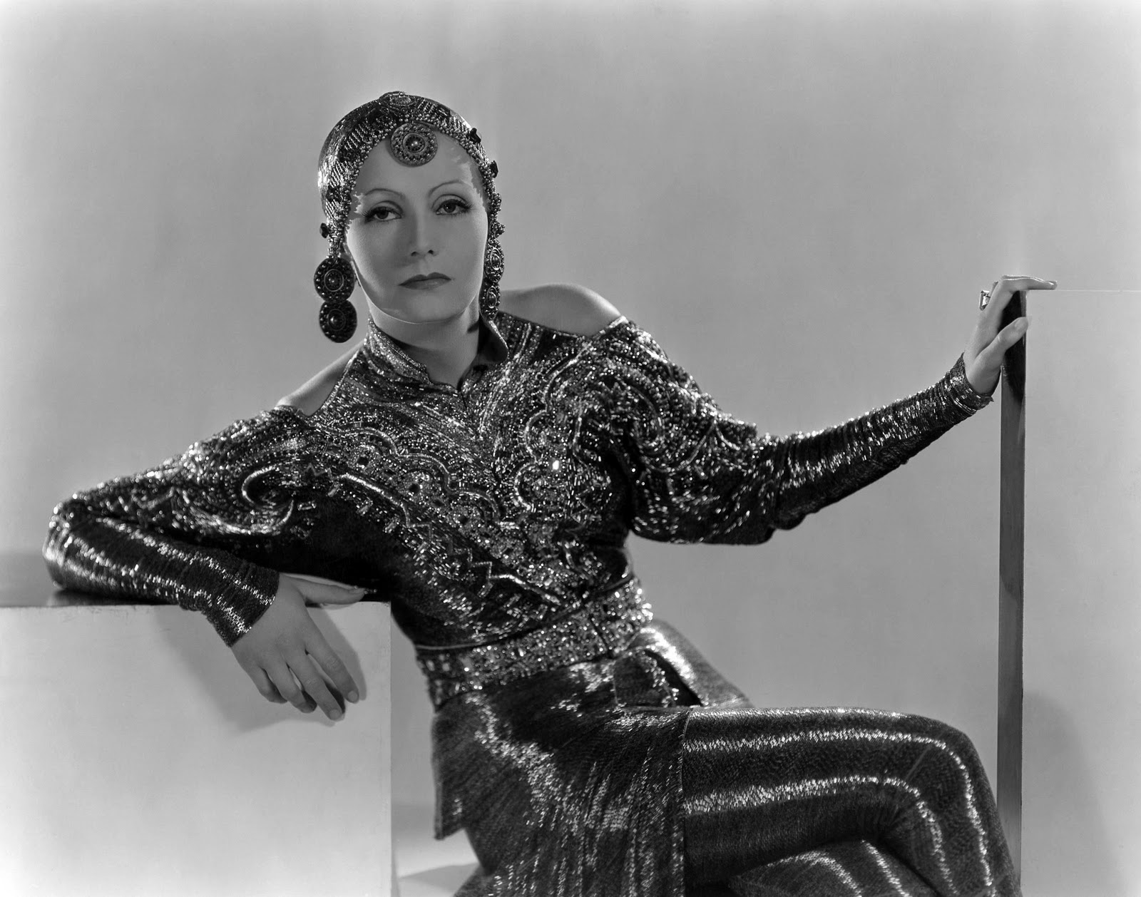 Vibrant Vintage: Exotic Ladies