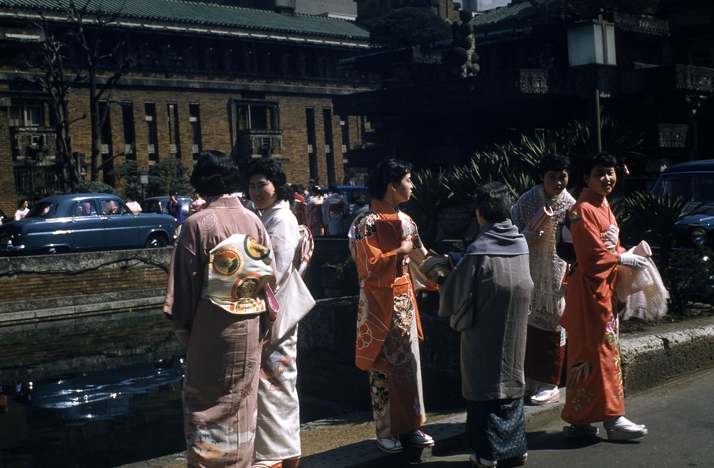 Rare Color Photographs Document Everyday Life in Japan in the Late ...