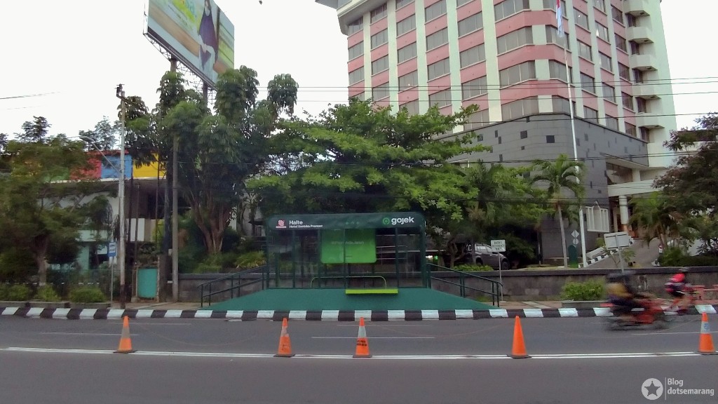 Foto : Halte Hotel Santika Premiere, Ketika Gojek Membranding Halte ...