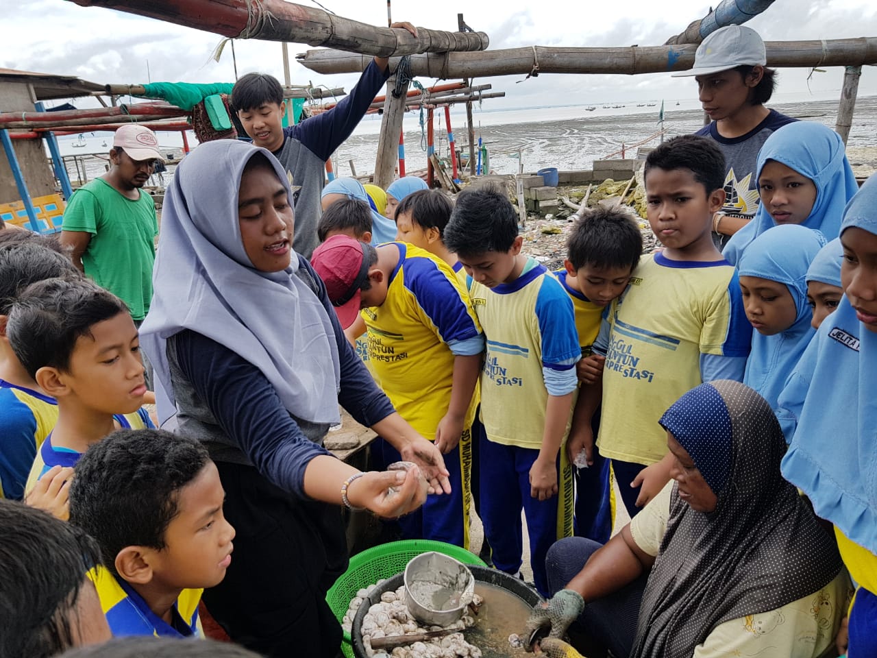 Siswa Kelas 4 SD Muhammadiyah 18 Surabaya Ini Kunjungi Kampung Nelayan ...