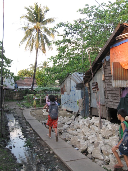 Shreds of a bizarre world: The Rangoon (Yangon) train station slum ...