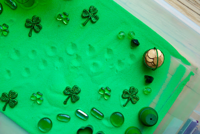 Holly's Arts and Crafts Corner: Sensory Activity: March Sensory Bin