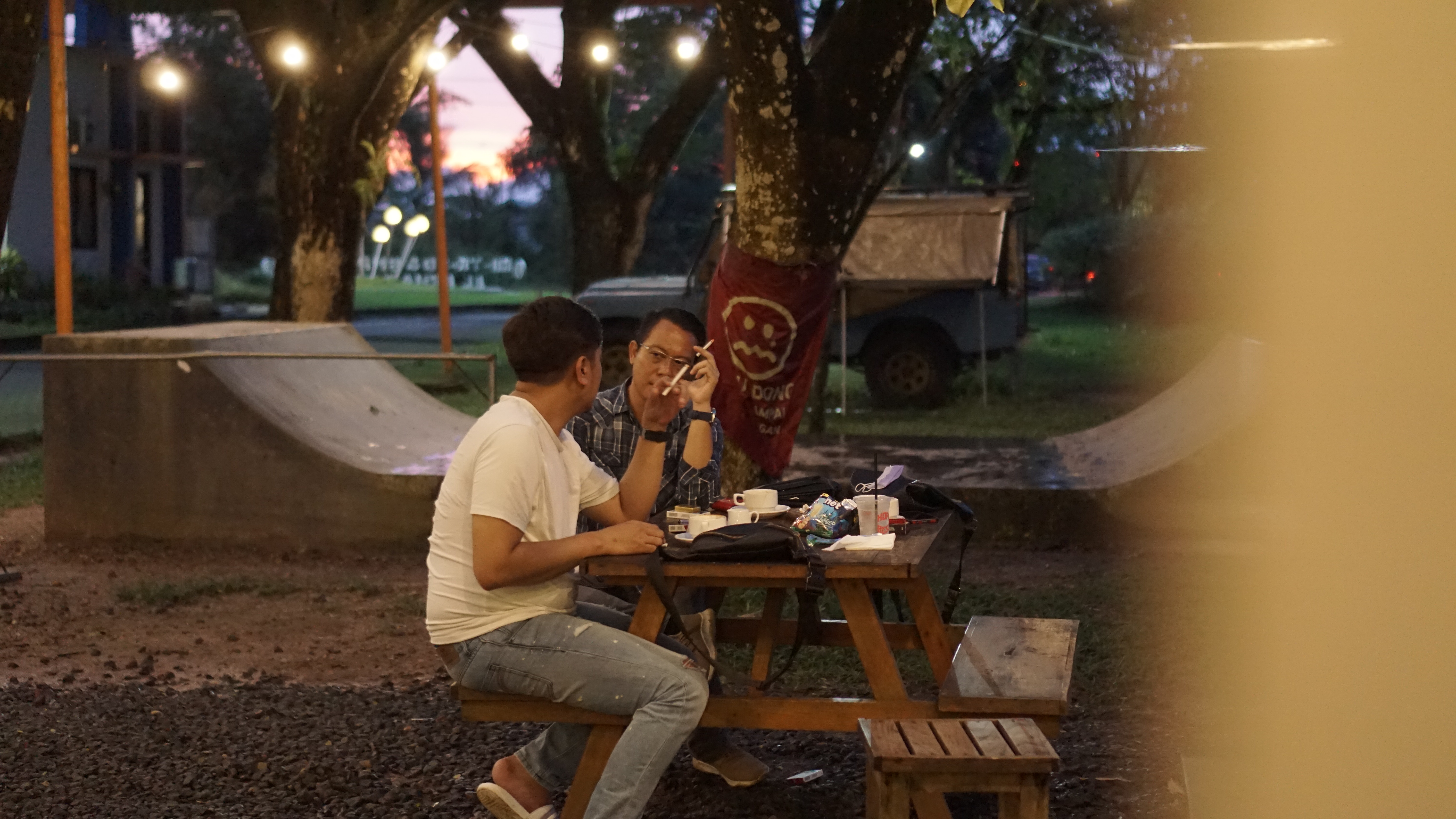 CHILL SPOT : KOPI BESI - BILIK BERSENYAWA