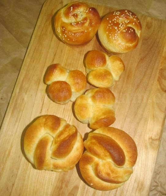 Erivum Puliyum: Shaped Dinner Rolls