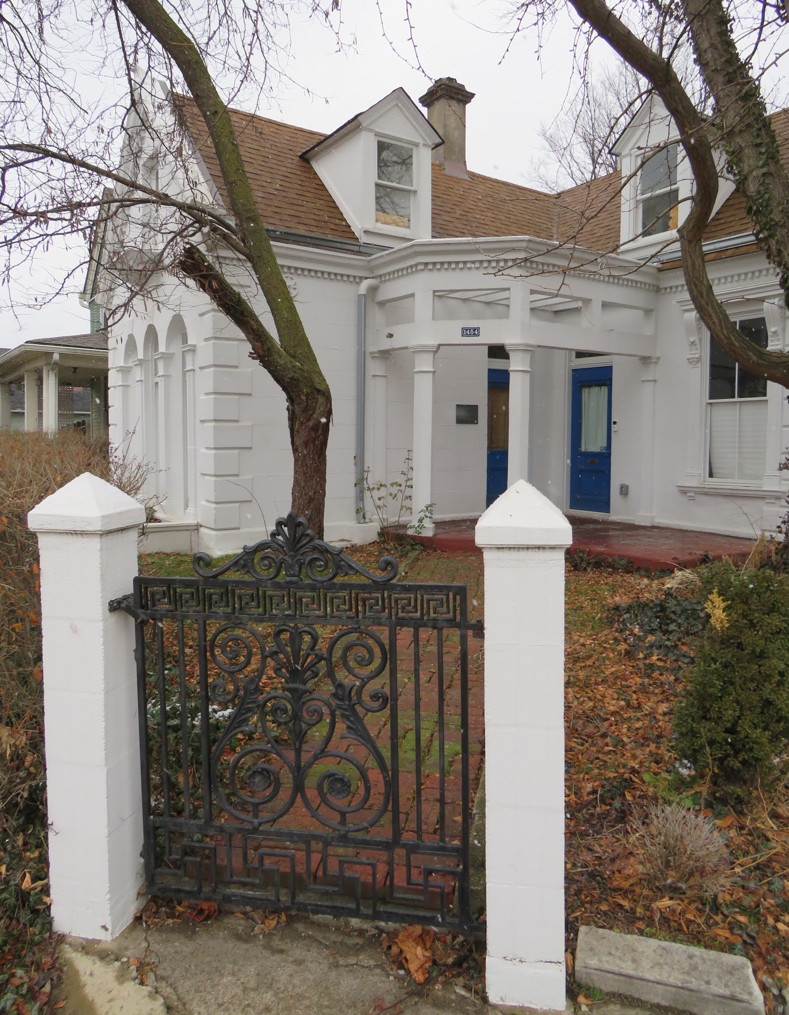 Speedway Daily Photo: The White Plaster House