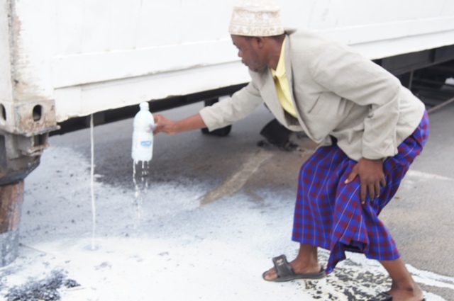 Pata Picha Raia Wakijesevia Maziwa Baada Ya Kontena Kutaka Kupinduka Ubungo