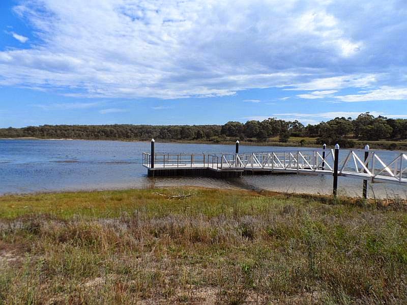 TRACKS, TRAILS AND COASTS NEAR MELBOURNE : Devilbend Reservoir Park