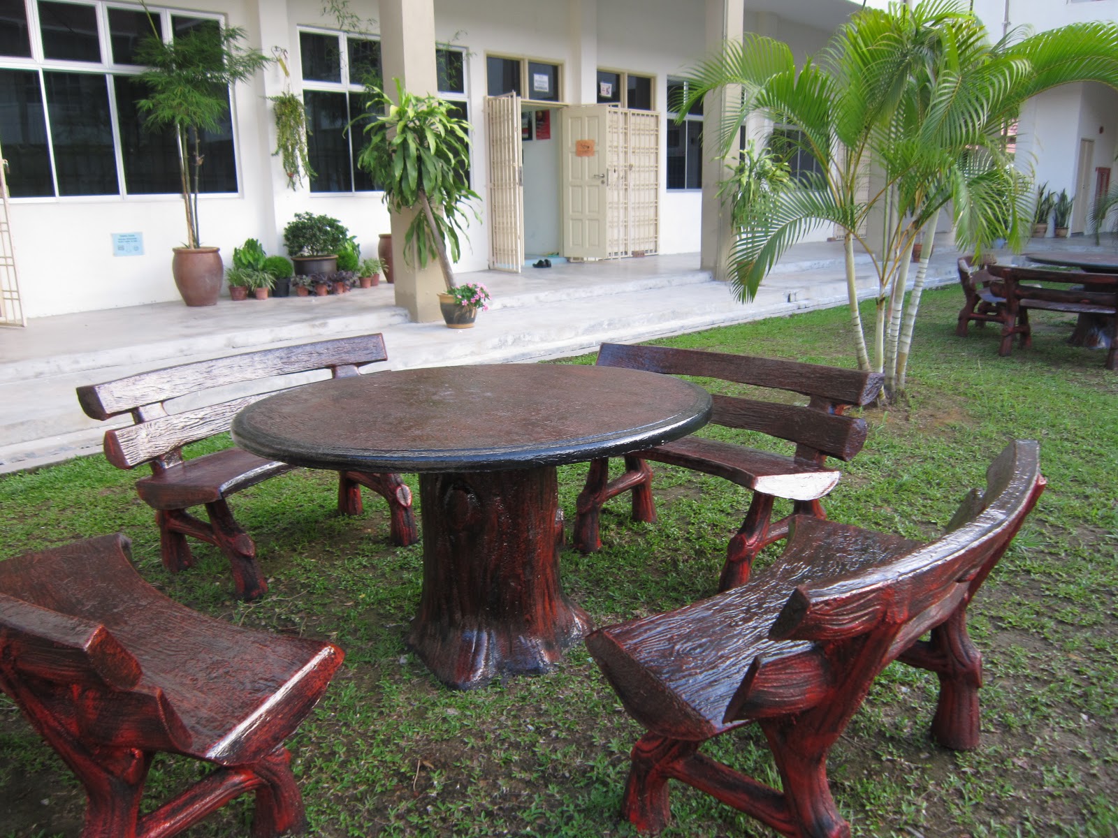 Meja Taman Kayu - Perumperindo.co.id