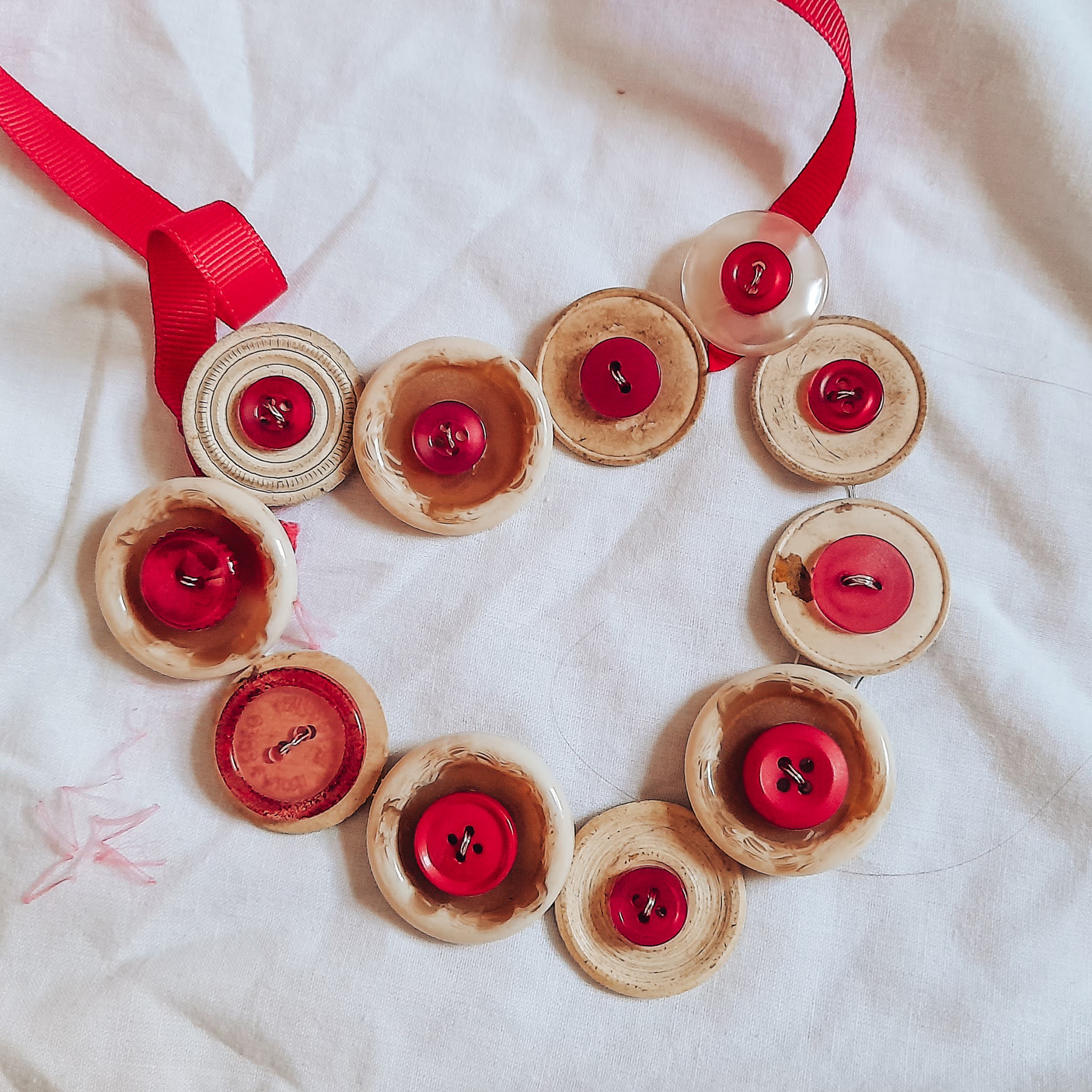 Craft: How to make cute handmade button hearts [Anna's Craft Journal ]