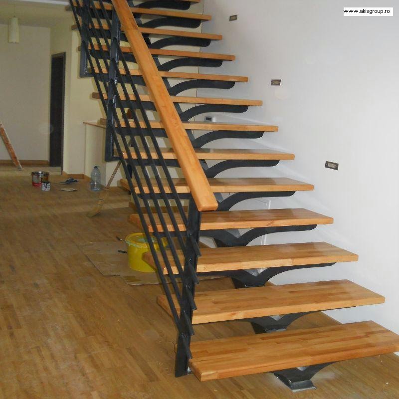 scari interior: Scari moderne cu trepte din lemn masiv