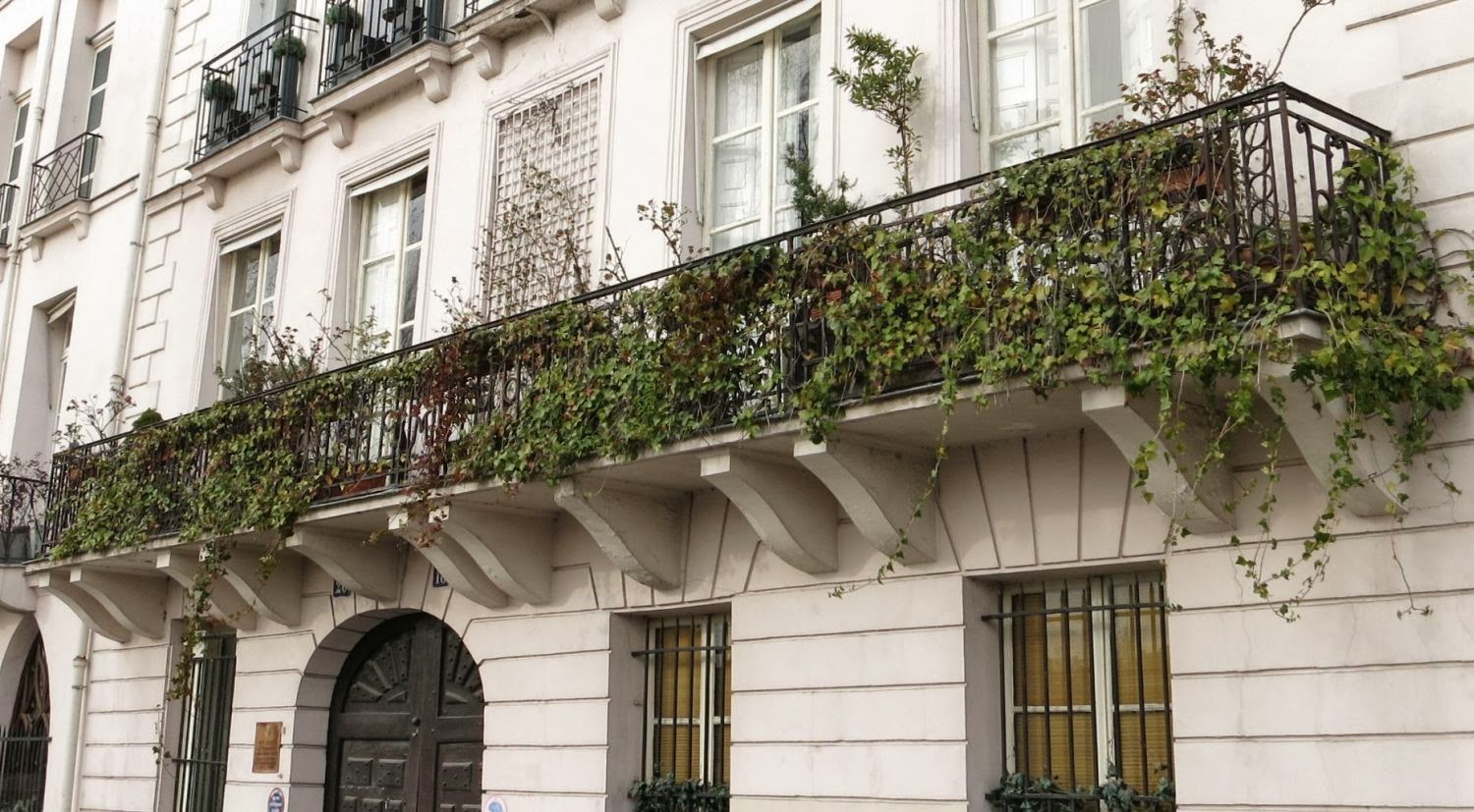 Combien ça porte ?: Balcons - Paris - Consoles en pierre