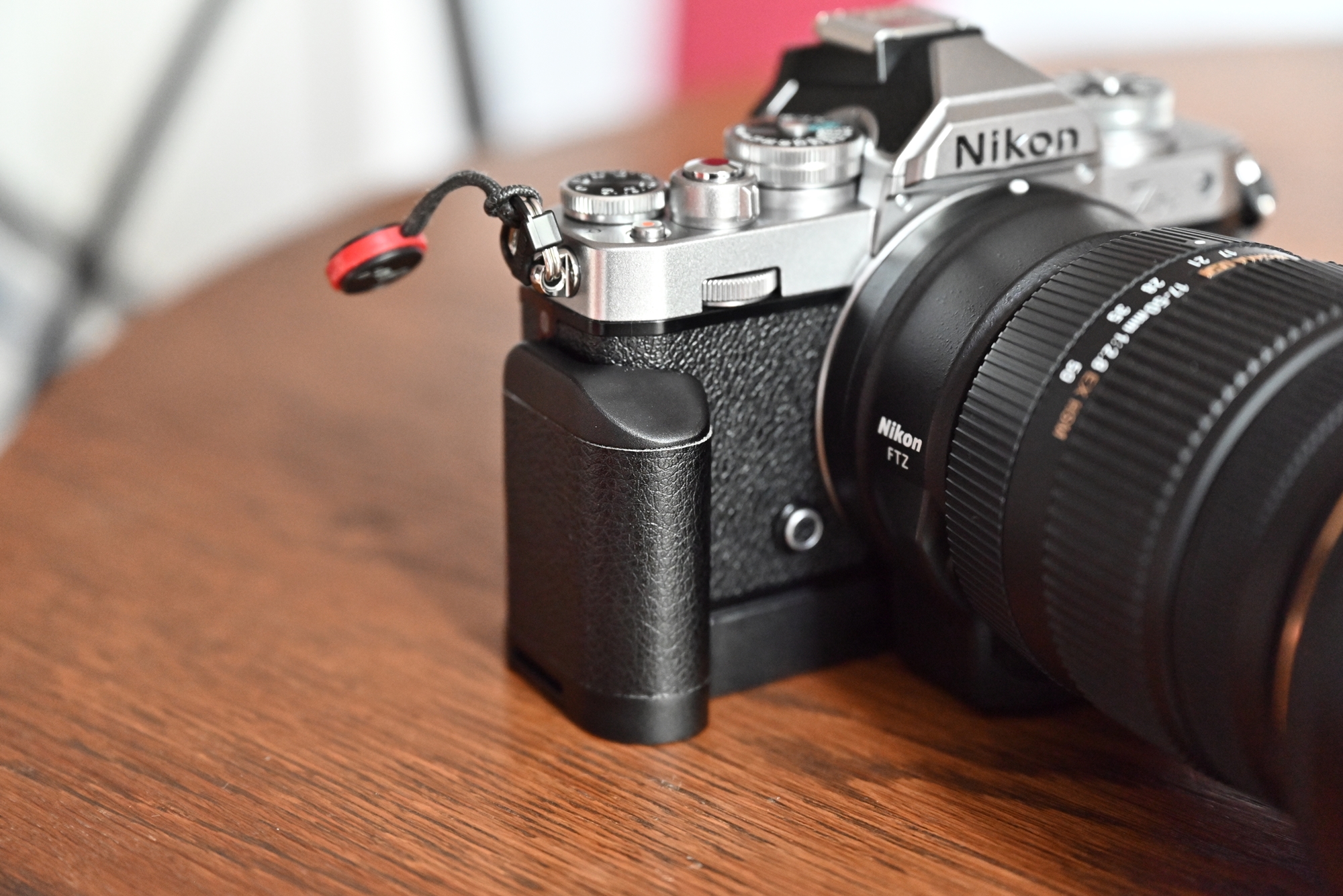Griffe für Nikon Z fc, SmallRig L-Shape Grip und JJC HG-ZFC.