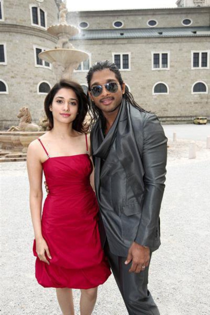 Newstillsindia: Allu Arjun, Tamanna @ Badrinath Movie Latest Working Stills