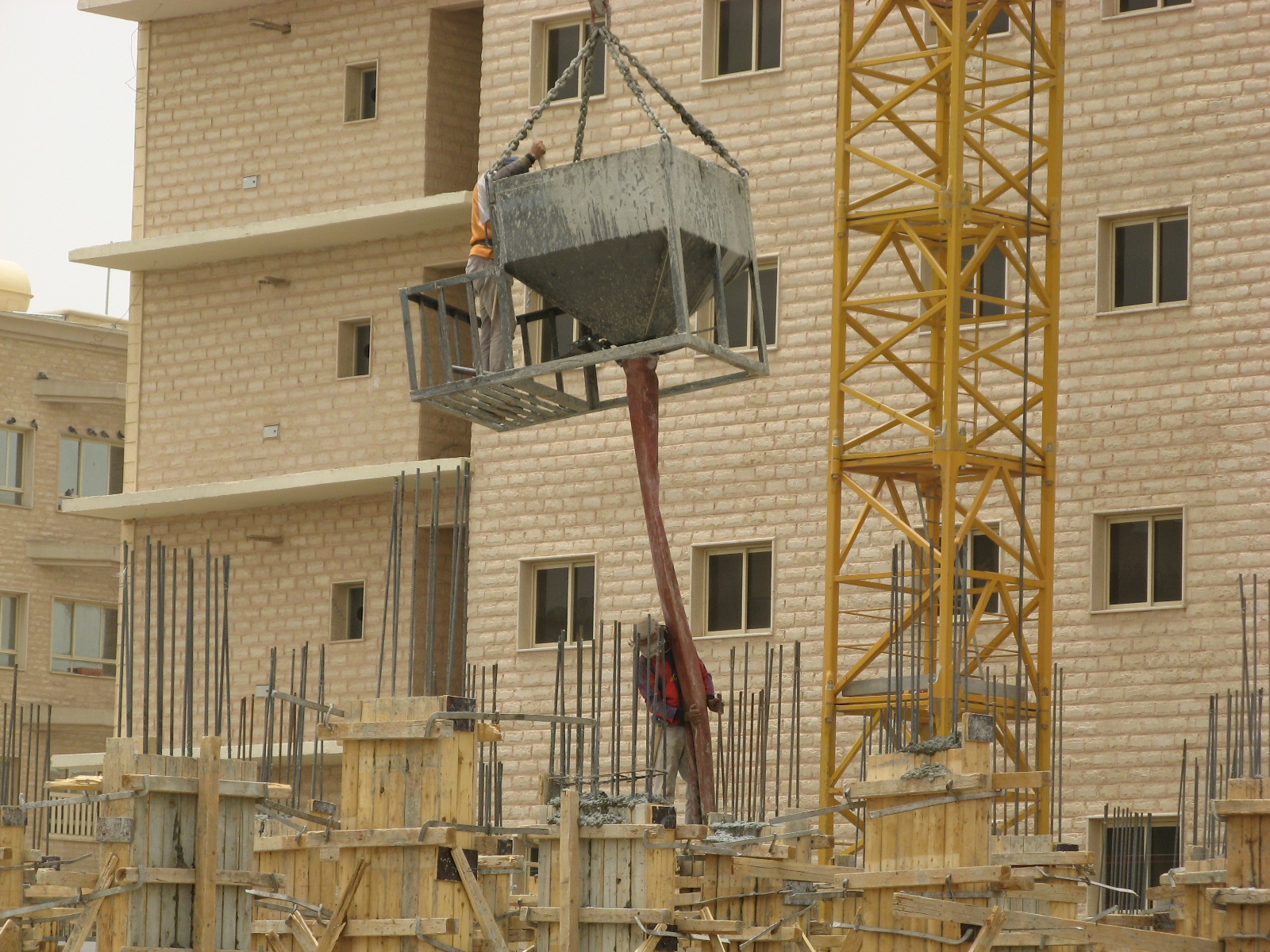 Kuweight 64: CONSTRUCTION WORKERS WORKING UNDER SOARING TEMPERATURES