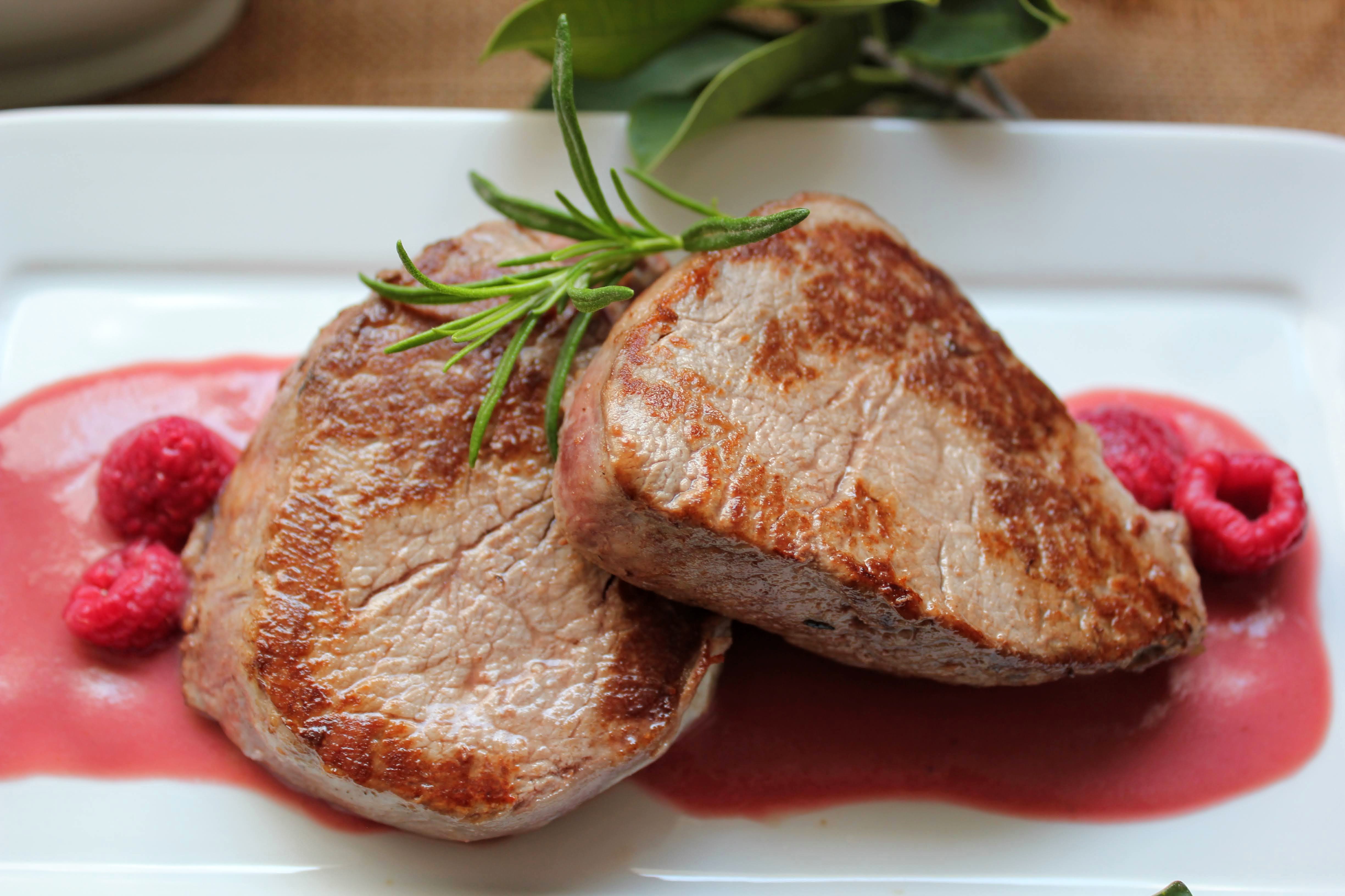 Solomillo de ternera en salsa de frambuesas - Cocinando con las Chachas