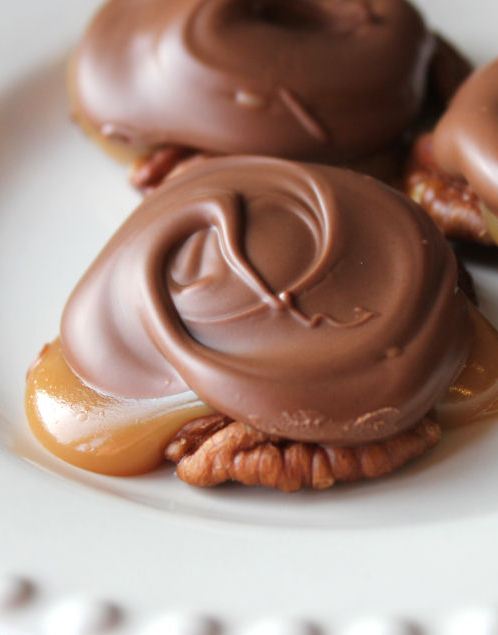Chocolate Caramel and Pecan Turtle Clusters - Yummi Recipes