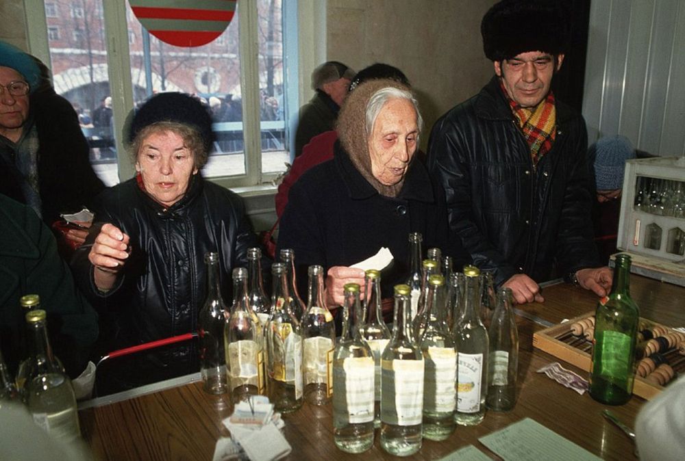 30 Amazing Photographs That Capture Everyday Life in the USSR at the ...