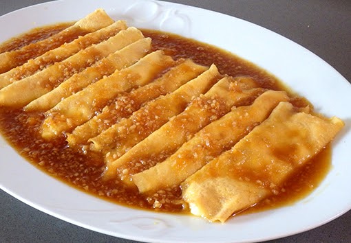 CREPS RELLENAS DE CREMA CON SALSA DE NARANJA