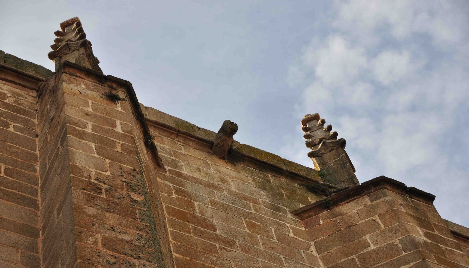 Alfiz. Elementos arquitectónicos y decorativos en Cáceres: Pináculo