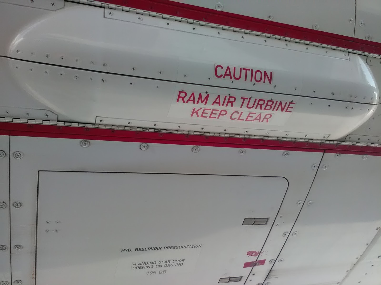 DESCOPERA AEROPORTUL KOGALNICEANU: RAT = Ram Air Turbine