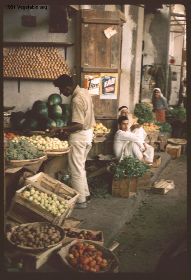 Everyday Life of Kuwait in the Early 1960s Through Amazing Color Photos ...