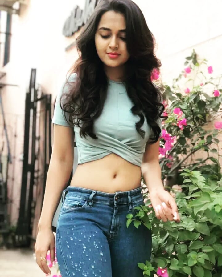 Tejasswi Prakash Latest Photos And Age Tv Actress Navel