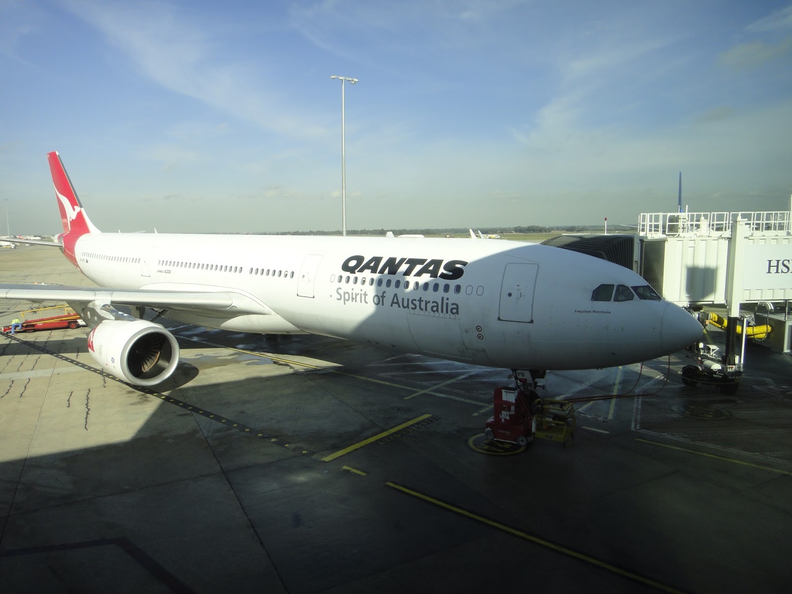 Qantas Business Class - Melbourne to Singapore QF35 (Airbus A330)