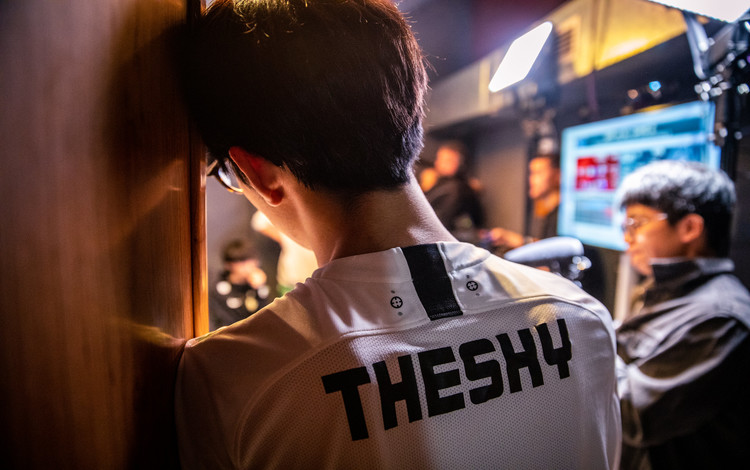Cộng đồng ngả mũ thán phục TheShy sau màn hủy diệt Griffin tại vòng tứ ...