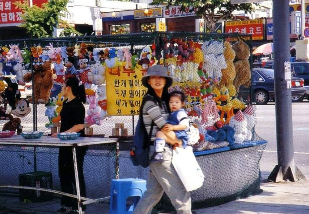 50 Candid Photographs That Capture Street Scenes of South Korea From ...